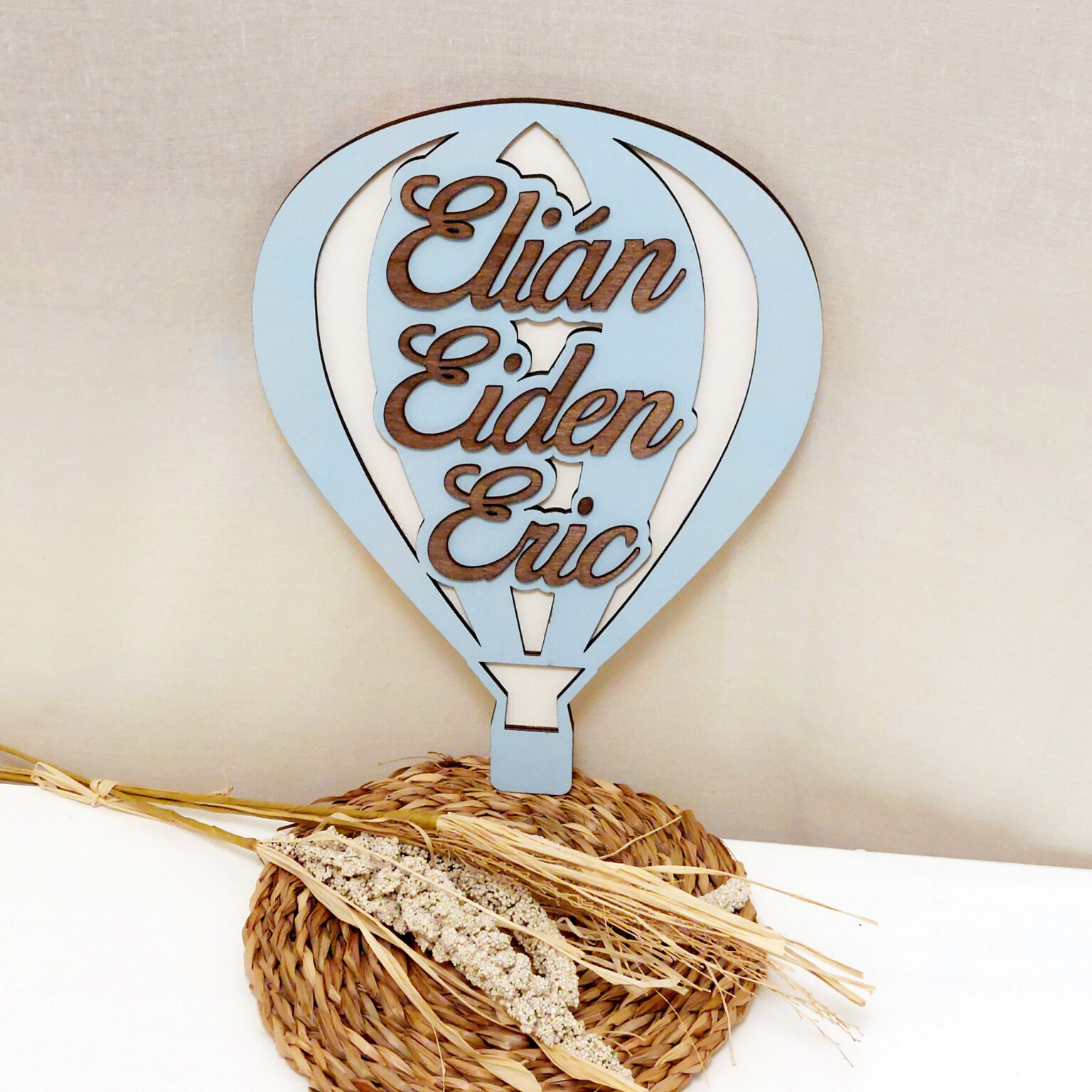 Globo de madera con nombre personalizado para habitación de niño