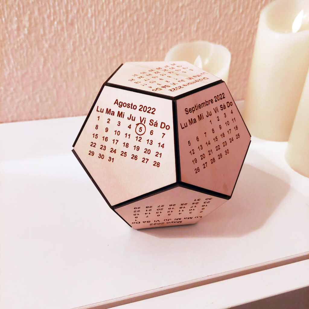 Calendario 3D de madera en forma de dodecaedro personalizable